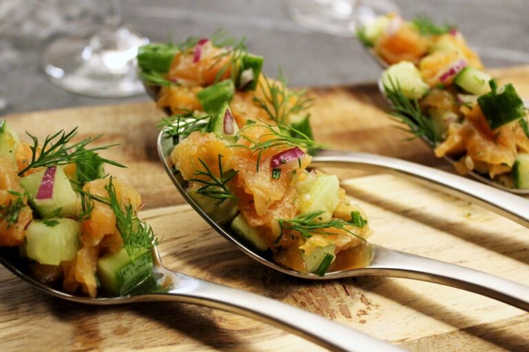 Amuse met gerookte zalm en komkommer
