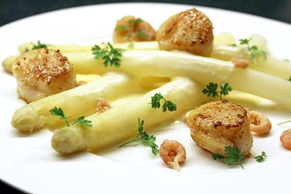 Asperges met Sint-Jakobsvruchten en mousselinesaus