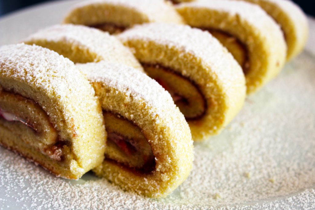 Cakerol met aardbeienconfituur