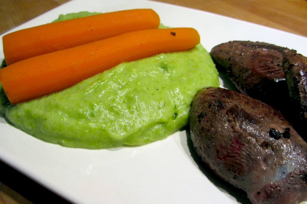 Duivenfilet met erwtenpuree en wortelen