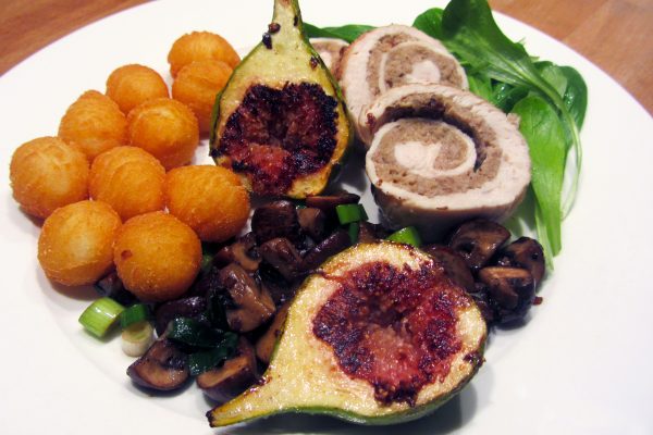 Feestelijke kalkoenrollade met kastanjechampignons en vijgen