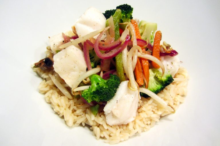 Geparfumeerde rijst met blokjes kabeljauw en wokgroentjes