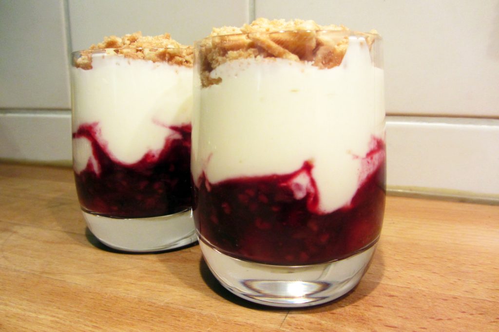 Glaasje rood fruit met mascarpone en crumble (Jeroen Meus)