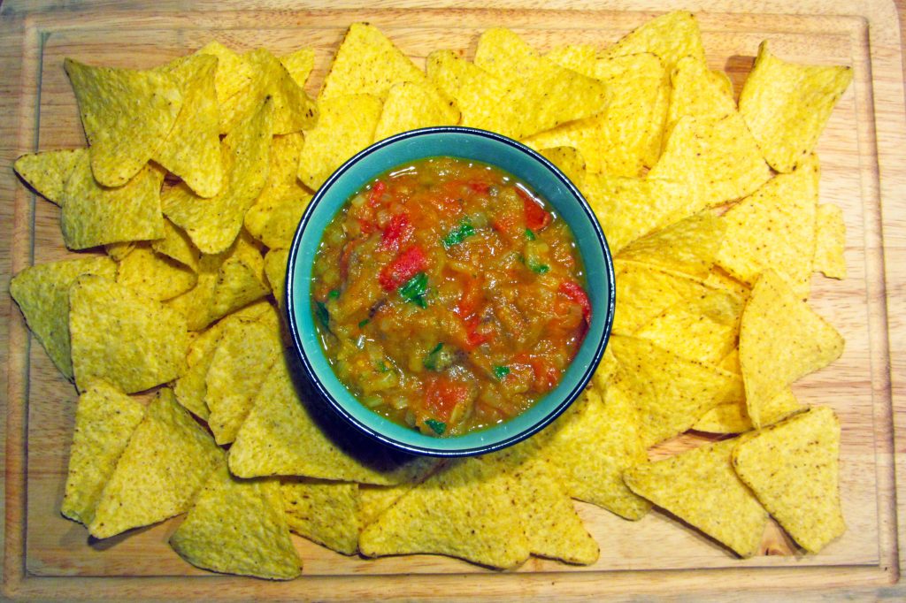Kruidige auberginedip met tortillachips (Jamie Oliver)