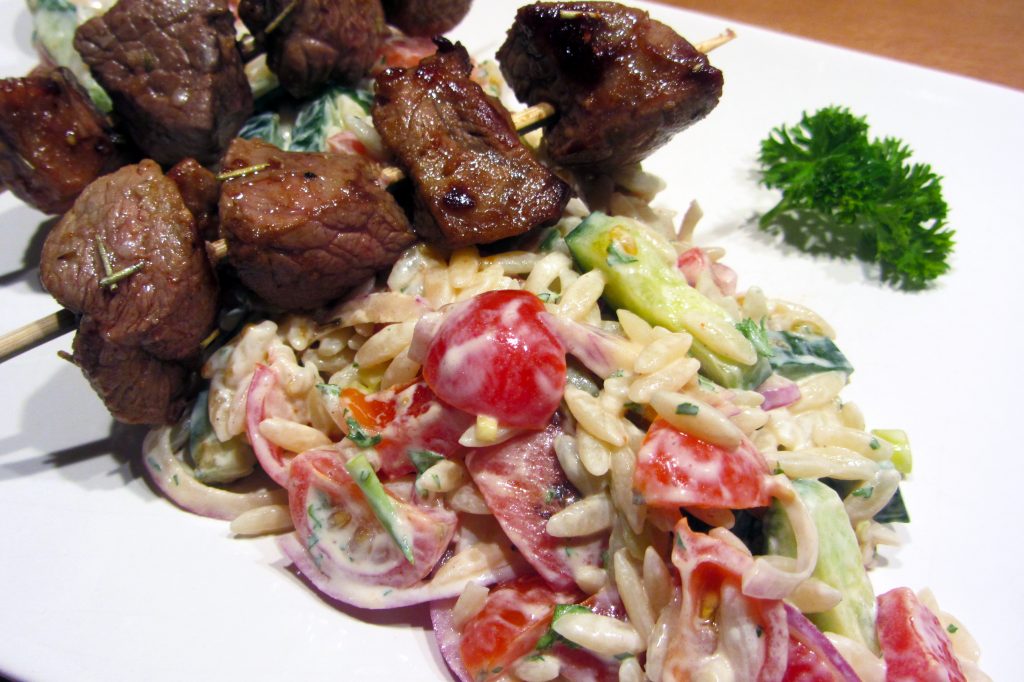 Souvlaki van lamsvlees met groenten en Griekse rijst (Jeroen Meus)